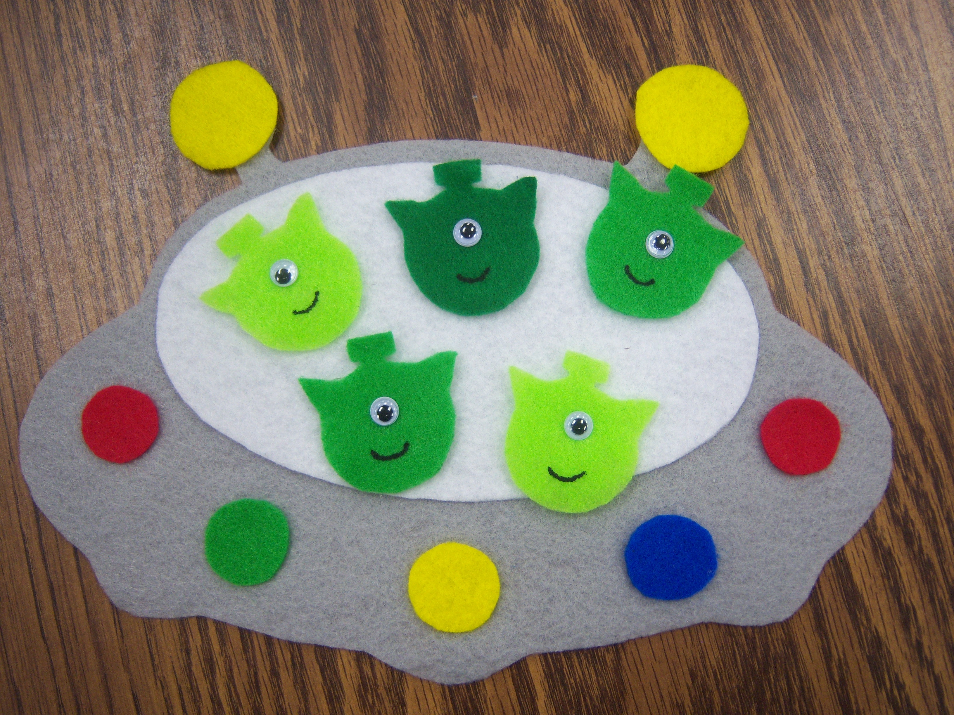 Flannel Friday: Five Little Men in a Flying Saucer – storytime katie